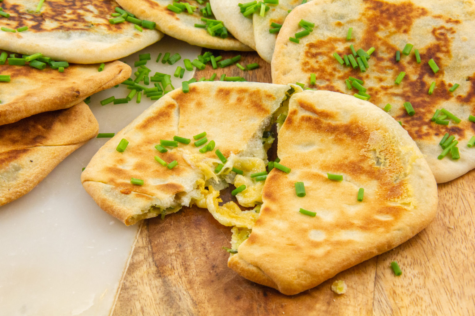 Naans au fromage et aux herbes - [les] Gourmantissimes